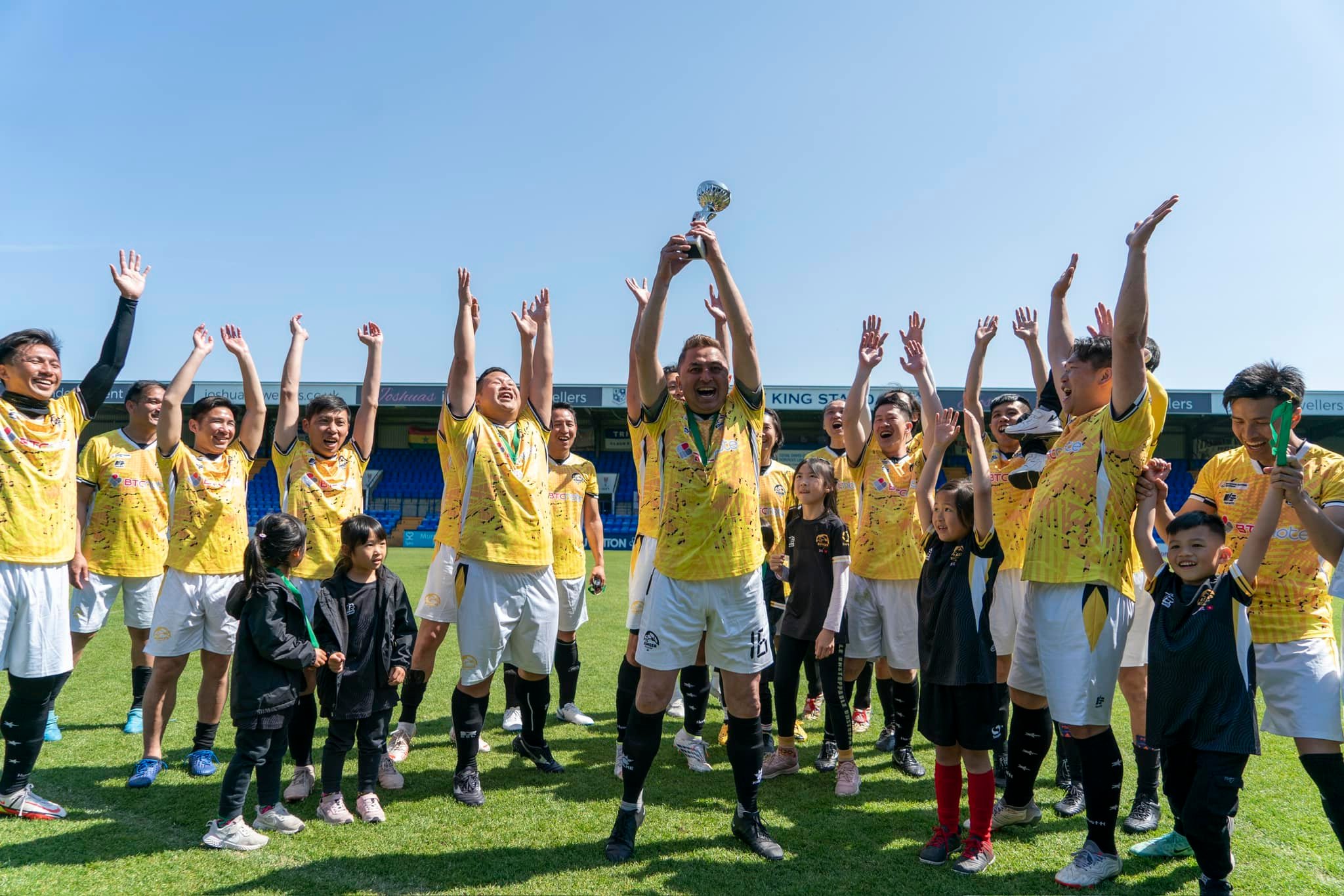 移英港人成立足球隊Konger FC 籌備一年參加英格蘭足總聯賽 創辦人達仔：去到邊都發揮獅子山精神 - 光傳媒 Photon Media